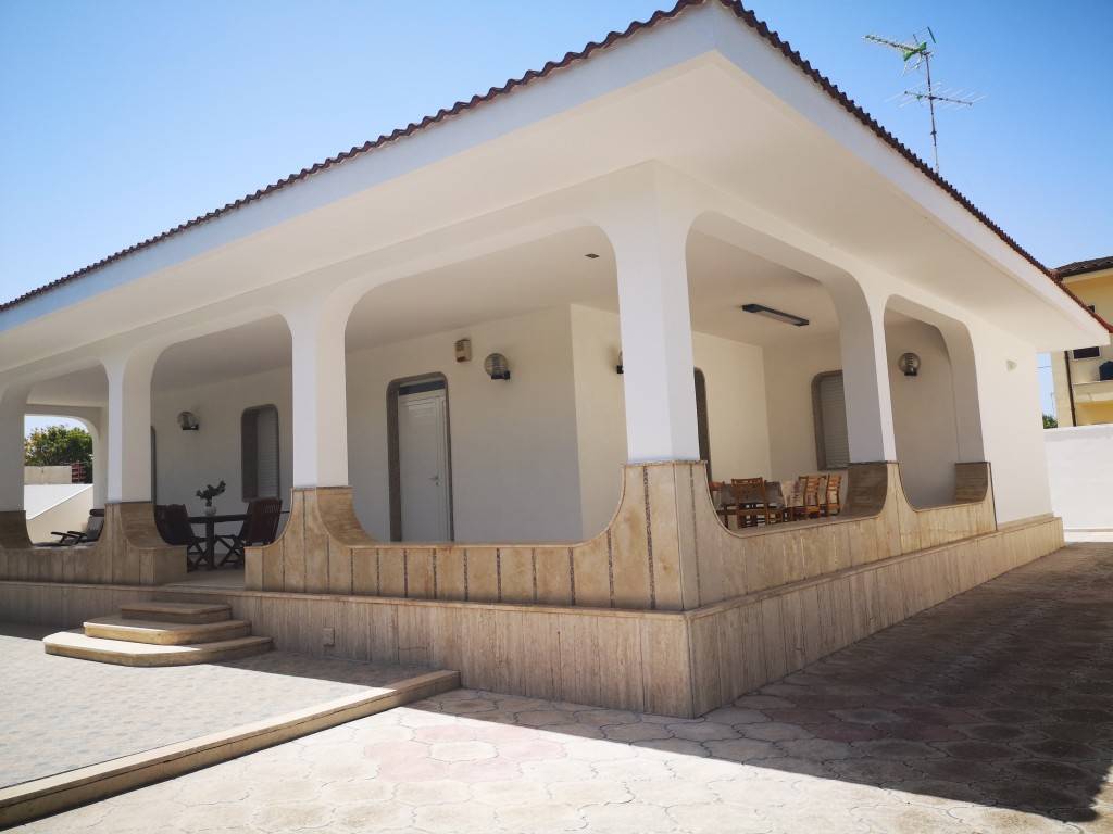 160 M² Villa ∙ 4 Bedrooms ∙ 12 Guests - Torre Lapillo
