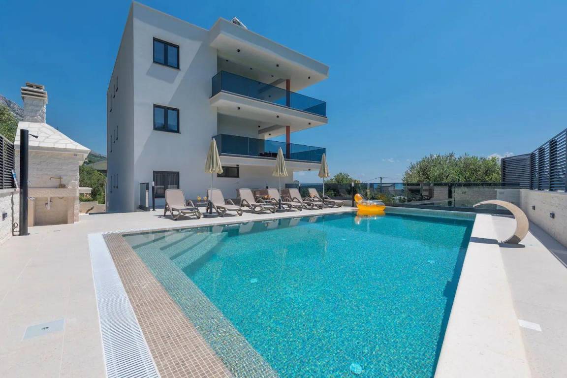 300 M² Ferienhaus ∙ 6 Schlafzimmer ∙ 12 Gäste - Makarska