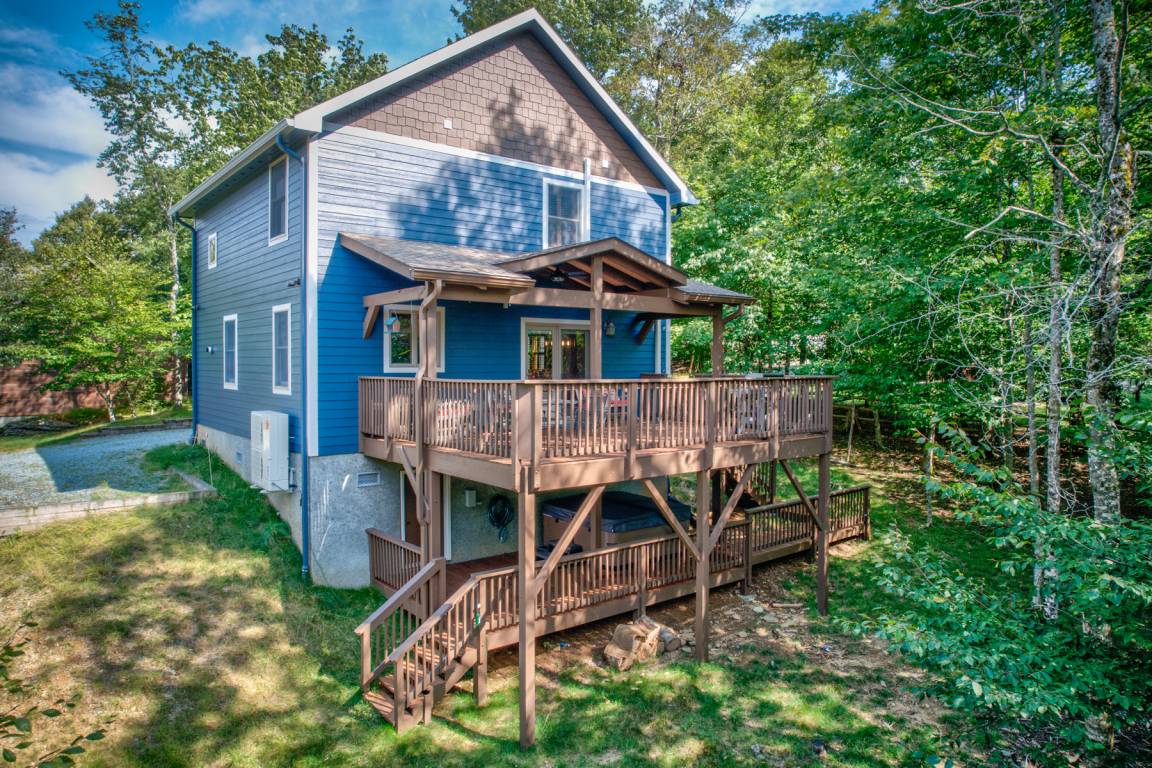 Cabin ∙ 3 Bedrooms ∙ 11 Guests - Beech Mountain, NC