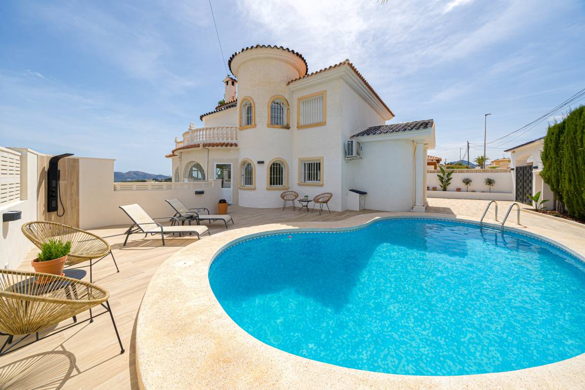 180 M² Villa ∙ 5 Bedrooms ∙ 10 Guests - Benidorm