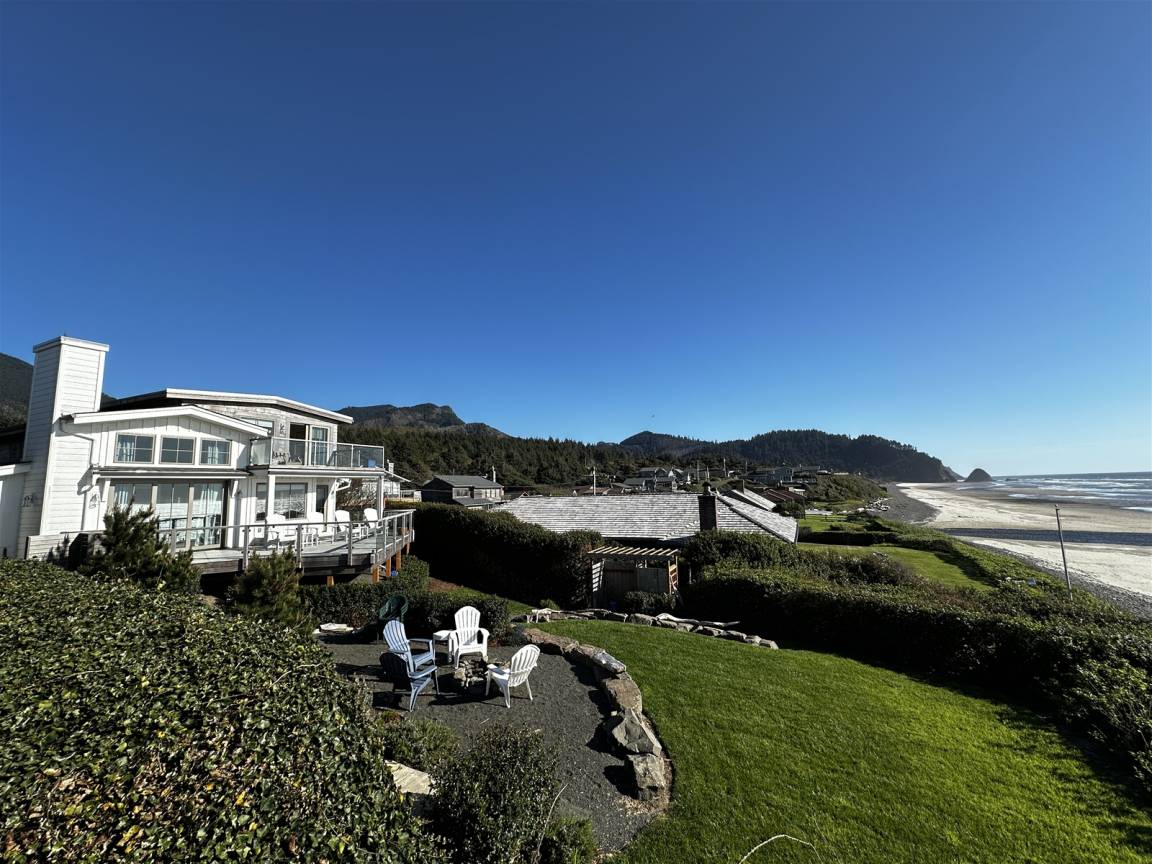 House ∙ 4 Bedrooms ∙ 10 Guests - Cannon Beach, OR