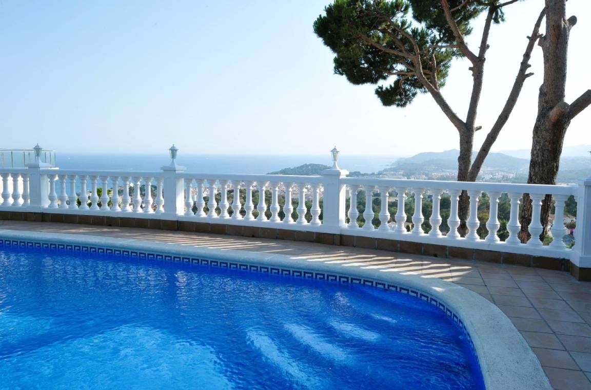 400 M² House ∙ 9 Bedrooms ∙ 19 Guests - Lloret de Mar