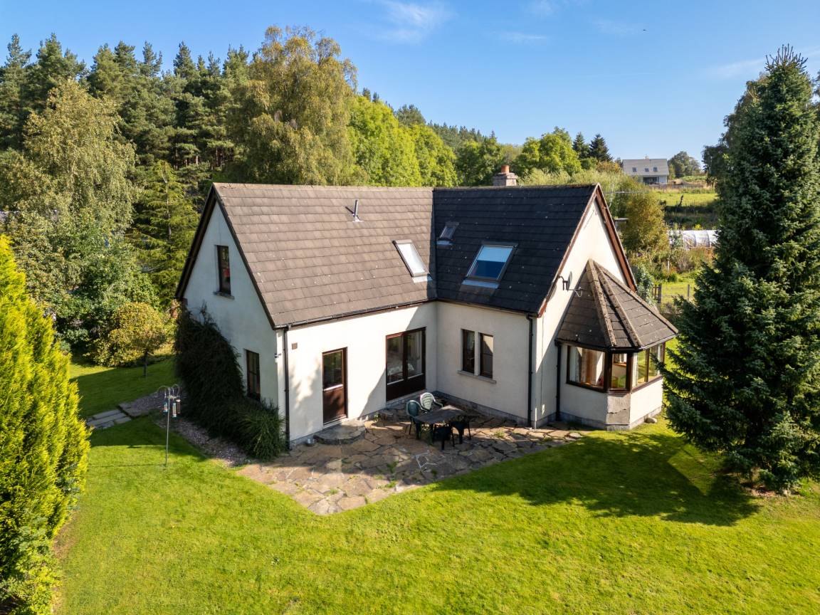 139 M² House ∙ 3 Bedrooms ∙ 6 Guests - Loch Garten