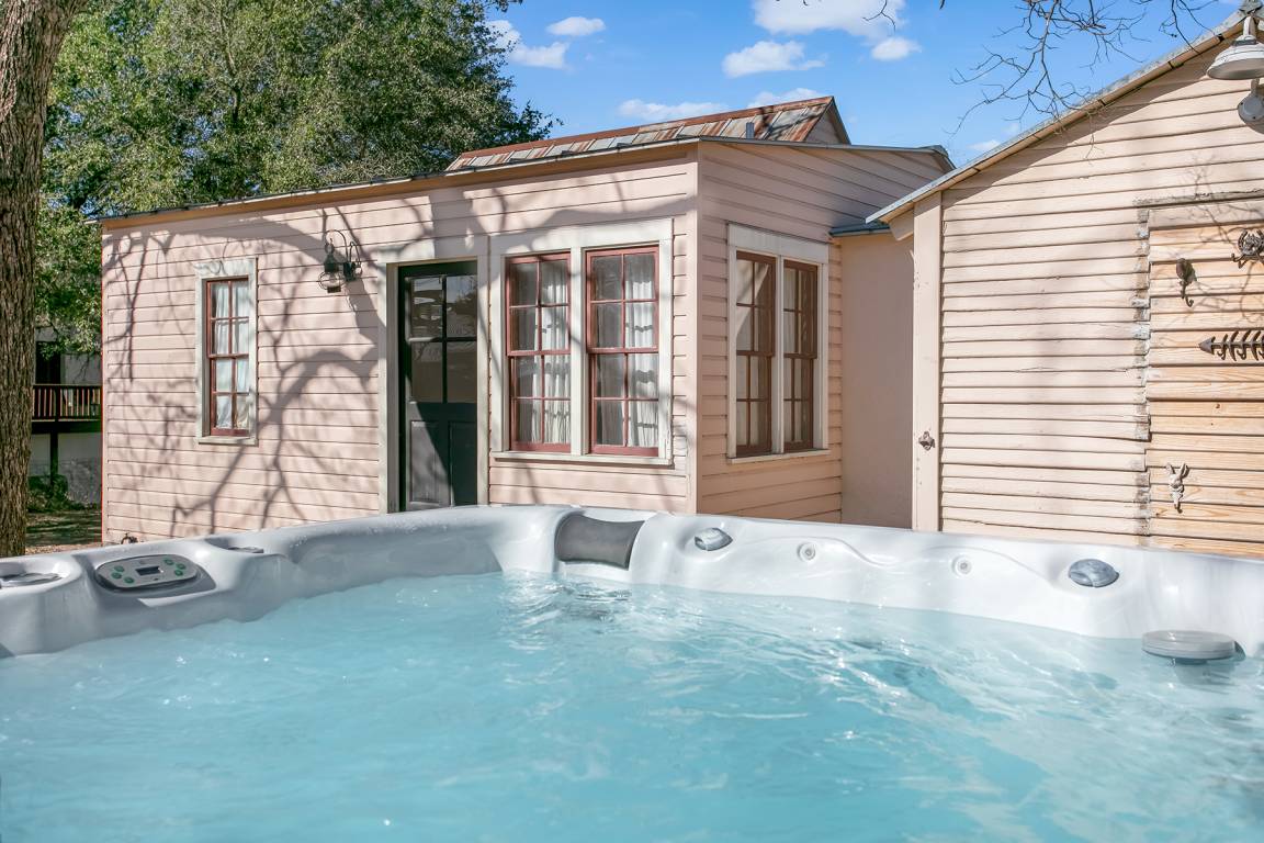 House ∙ 2 Bedrooms ∙ 4 Guests - Fredericksburg, TX