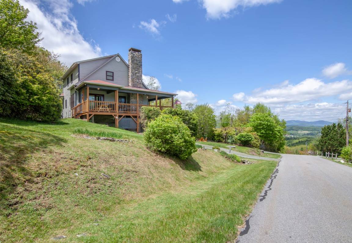 136 M² Cabin ∙ 2 Bedrooms ∙ 6 Guests - Boone, NC