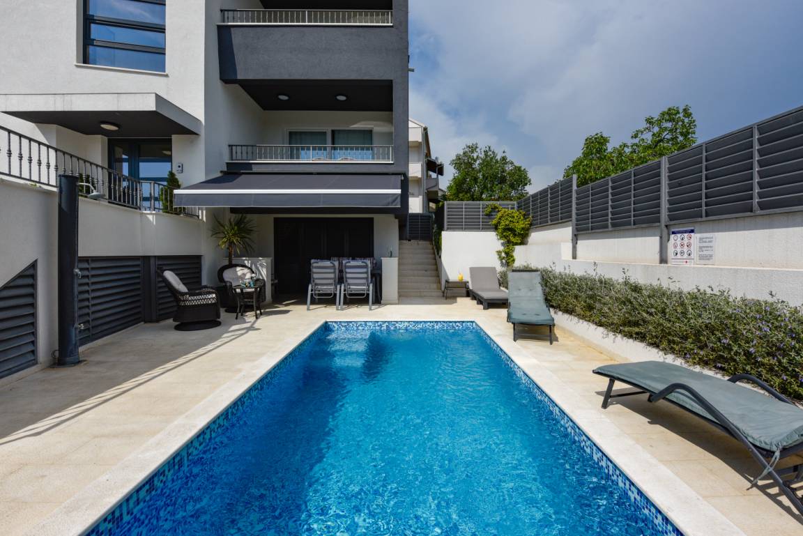 300 M² Villa ∙ 6 Bedrooms ∙ 12 Guests - Biograd na Moru