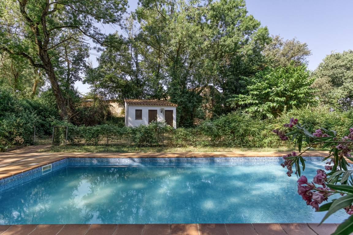 300 M² Chalet ∙ 5 Bedrooms ∙ 11 Guests - Banyoles