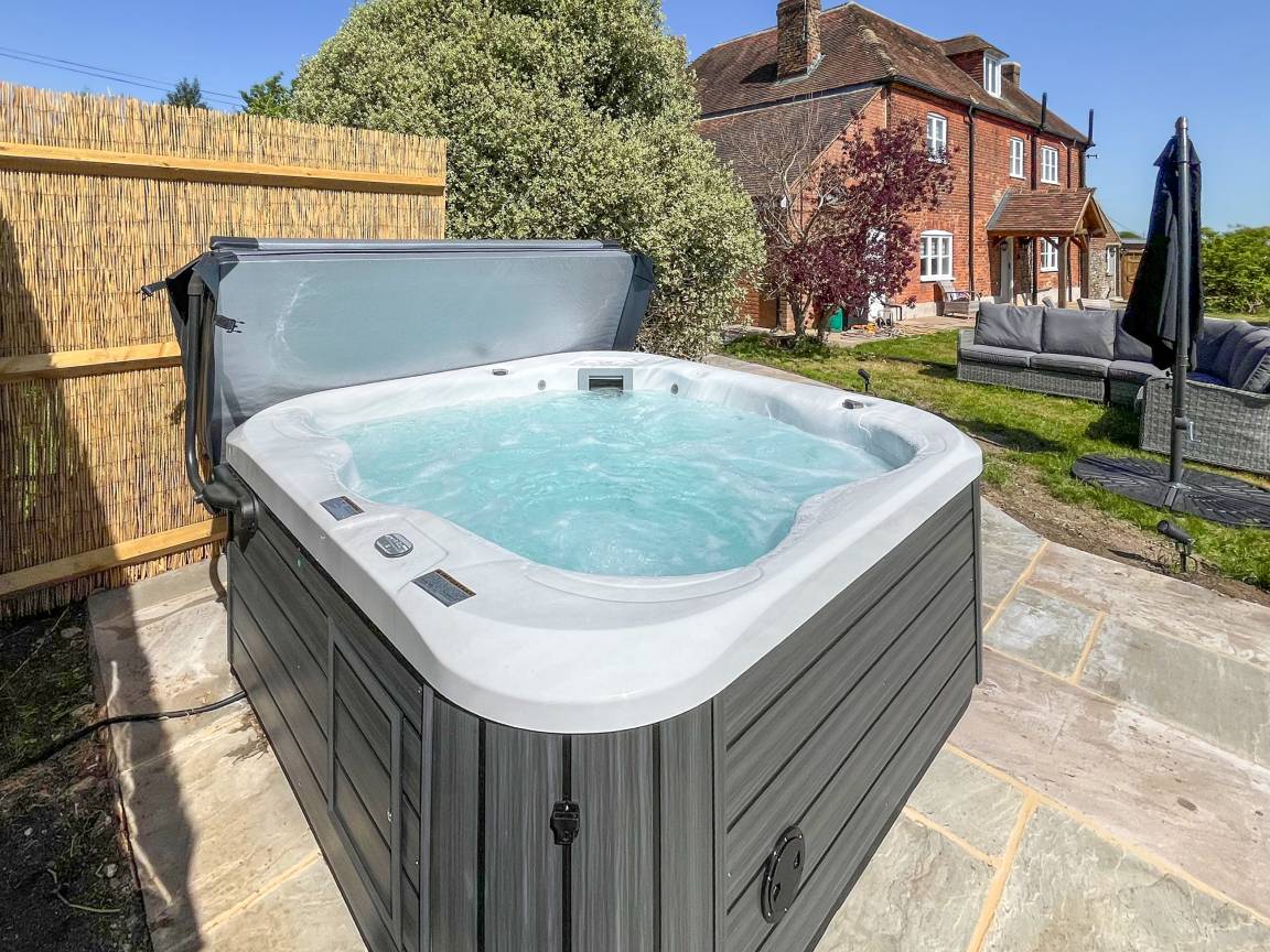 Cottage ∙ 8 Bedrooms ∙ 16 Guests - Kent