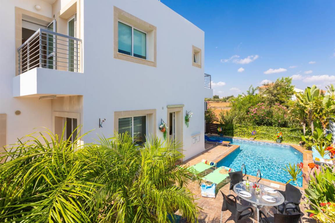 220 M² Villa ∙ 4 Bedrooms ∙ 8 Guests - Famagusta
