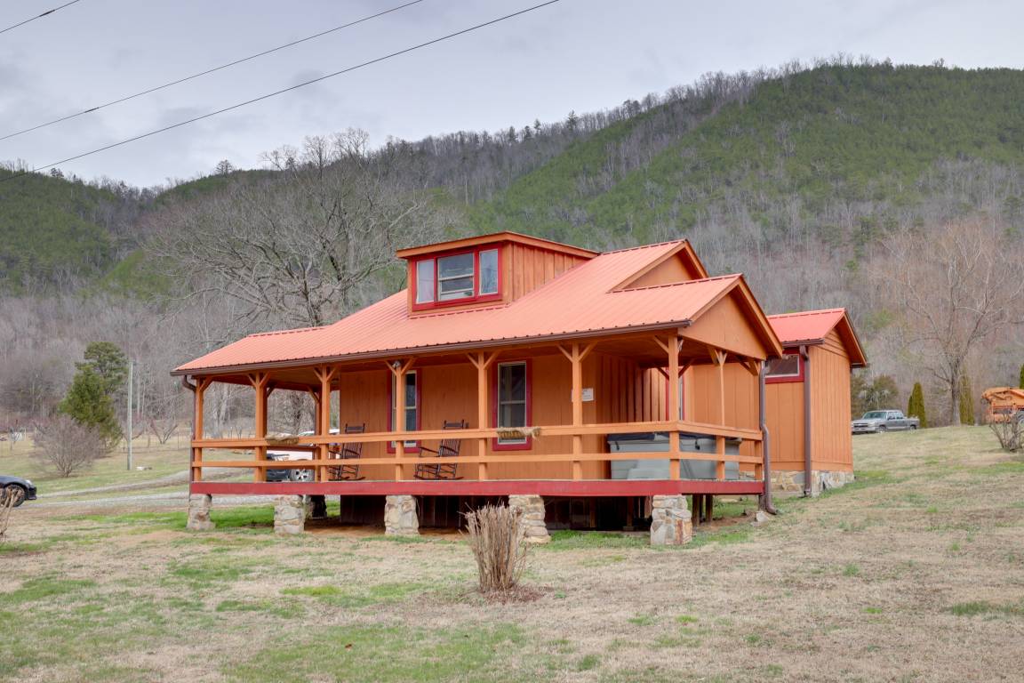 92 M² House ∙ 1 Bedroom ∙ 2 Guests - Hot Springs, NC