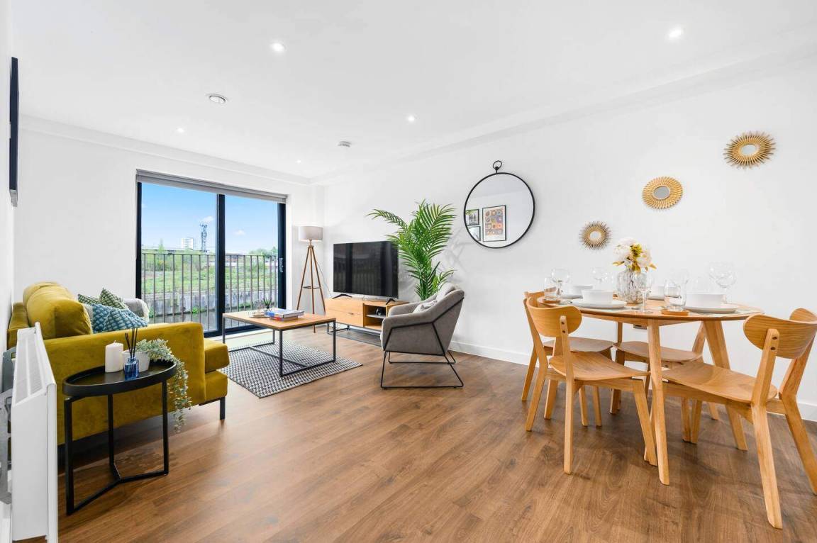 140 M² Apartment ∙ 2 Bedrooms ∙ 5 Guests - Salford