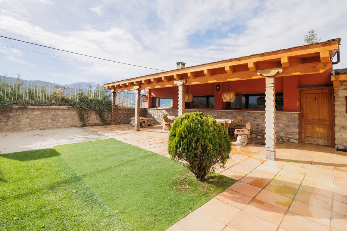 120 M² Chalet ∙ 4 Bedrooms ∙ 11 Guests - Alp, Catalonia