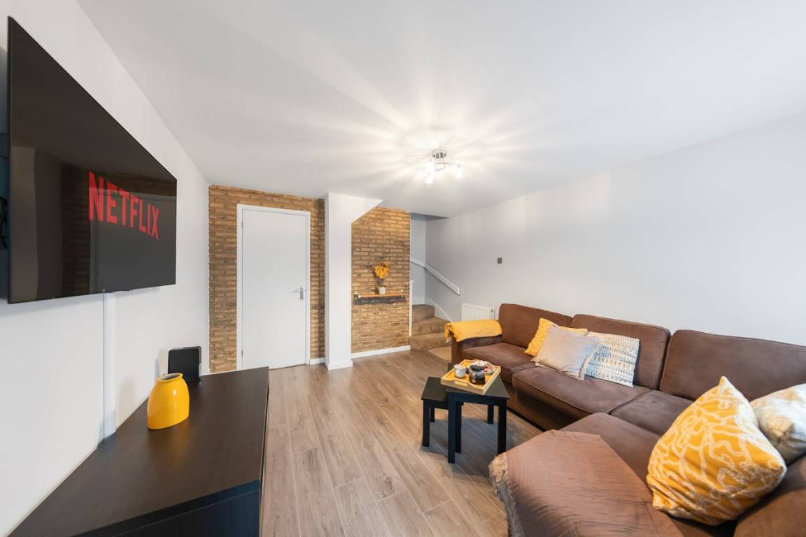 80 M² House ∙ 2 Bedrooms ∙ 40 Guests - Dartford