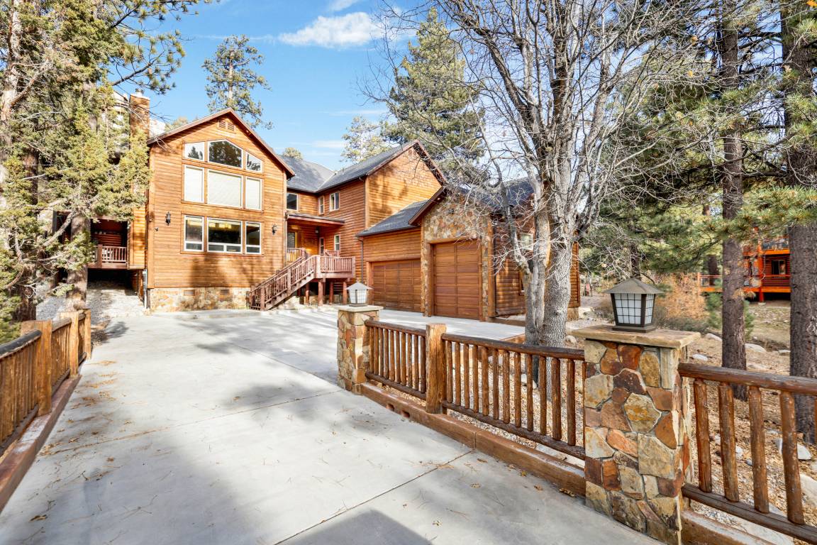 417 M² Cabin ∙ 5 Bedrooms ∙ 16 Guests - Big Bear Lake, CA