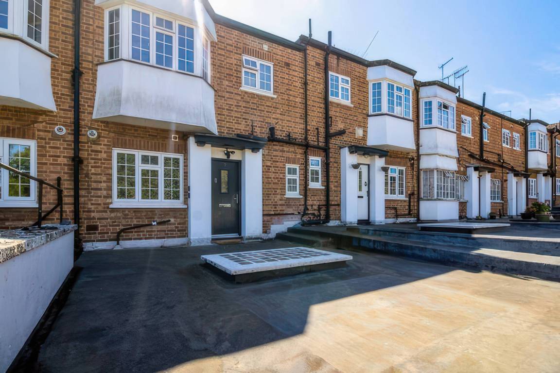 Cottage ∙ 3 Bedrooms ∙ 6 Guests - St Albans