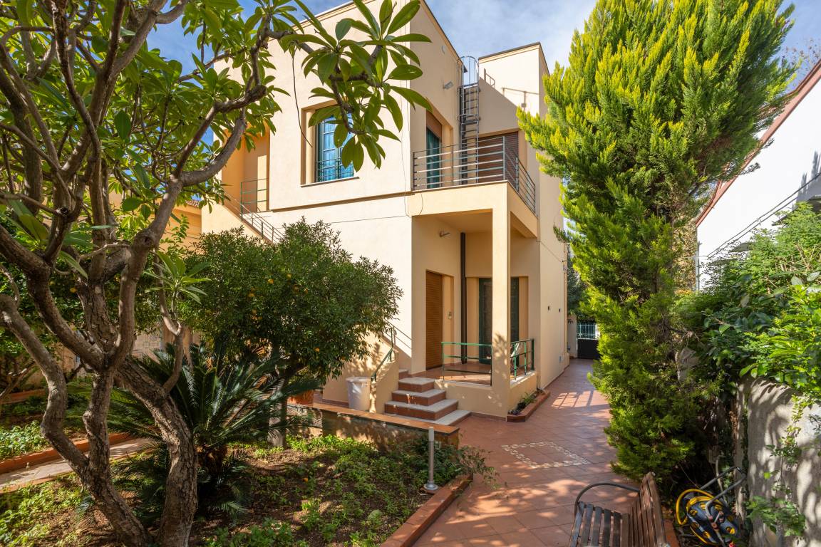 80 M² Villa ∙ 2 Bedrooms ∙ 4 Guests - Palermo, Italy