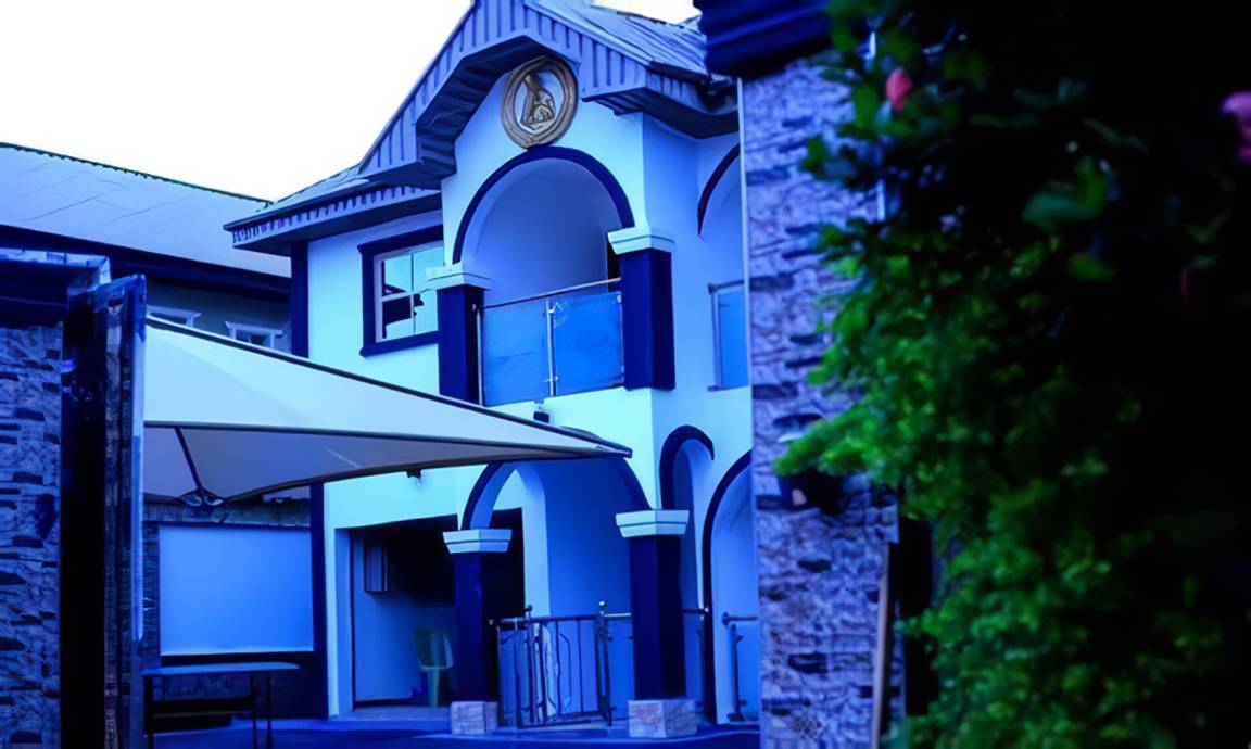 11 M² House ∙ 4 Bedrooms ∙ 8 Guests - Benin City