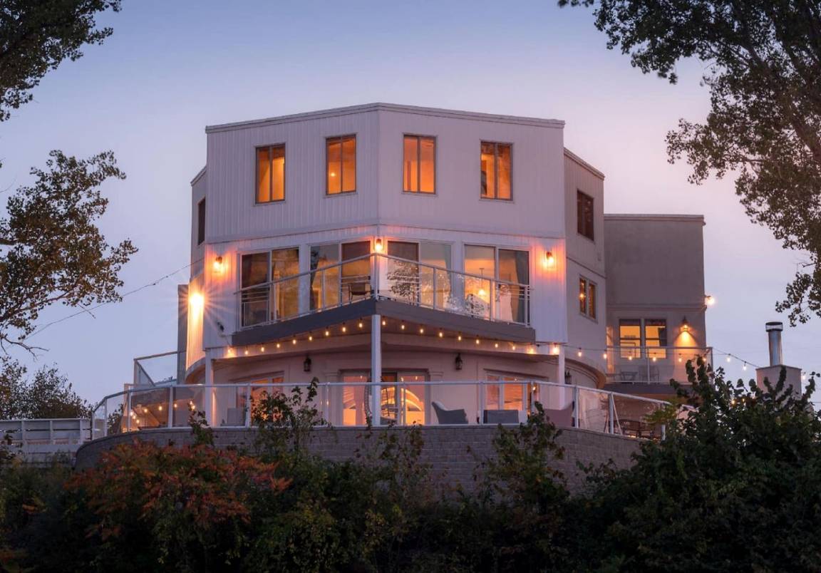 Villa ∙ 10 Bedrooms ∙ 36 Guests - Gary, IN