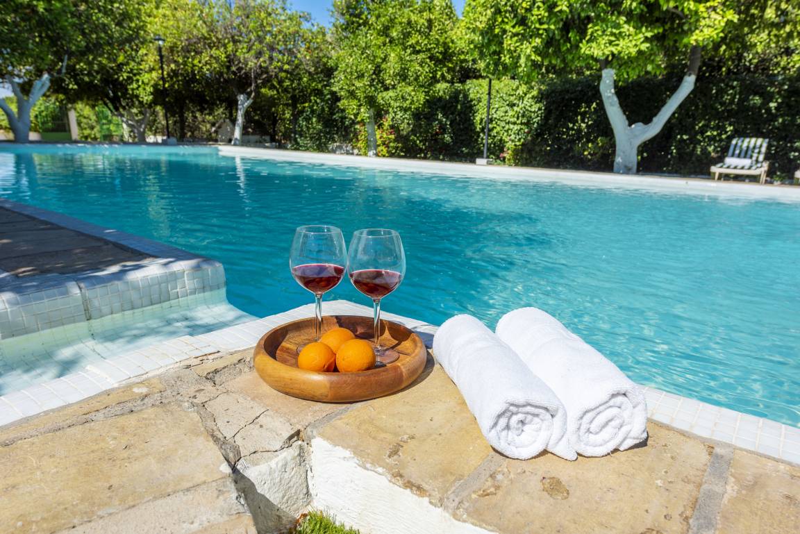 400 M² Farmhouse ∙ 6 Bedrooms ∙ 16 Guests - El Monte