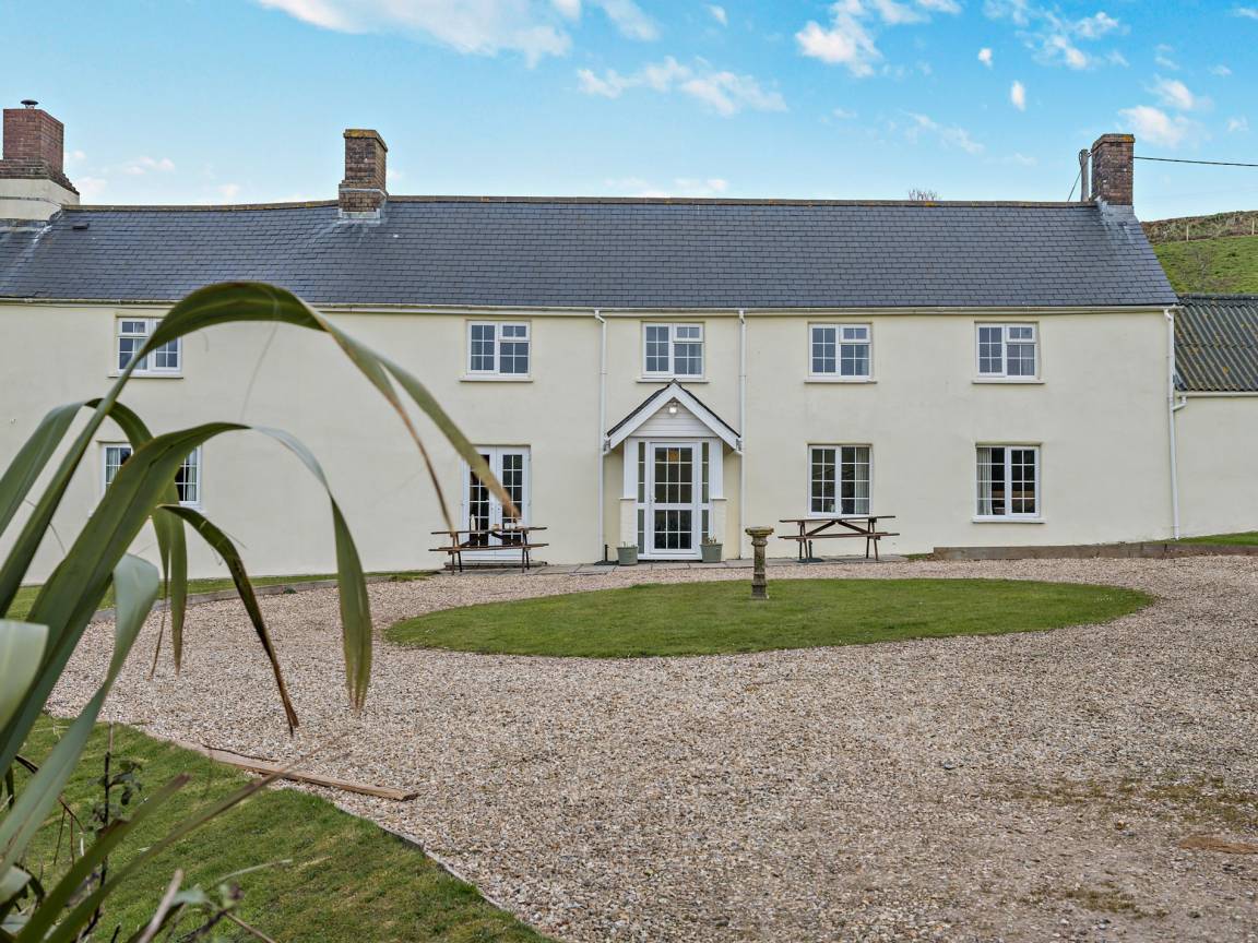 Cottage ∙ 6 Bedrooms ∙ 10 Guests - Plymouth