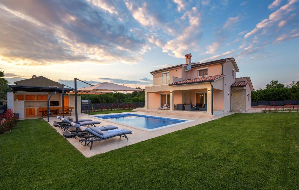 153 M² House ∙ 4 Bedrooms ∙ 8 Guests - Rabac