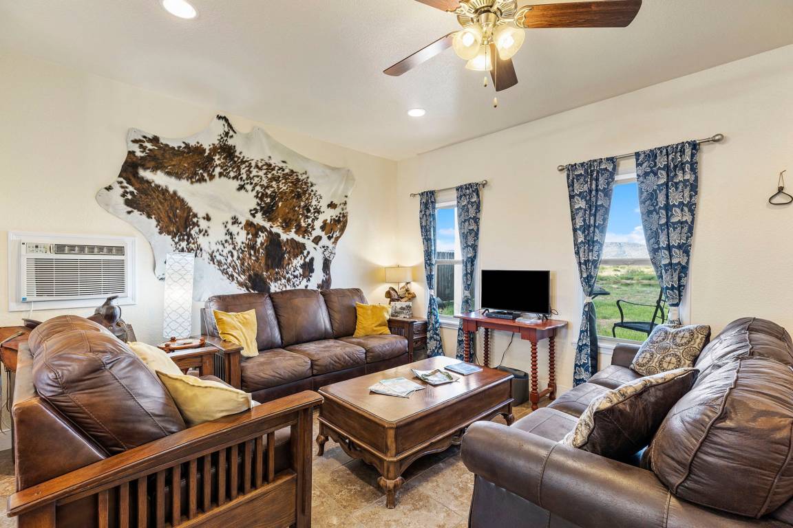 House ∙ 2 Bedrooms ∙ 4 Guests - Alpine, TX