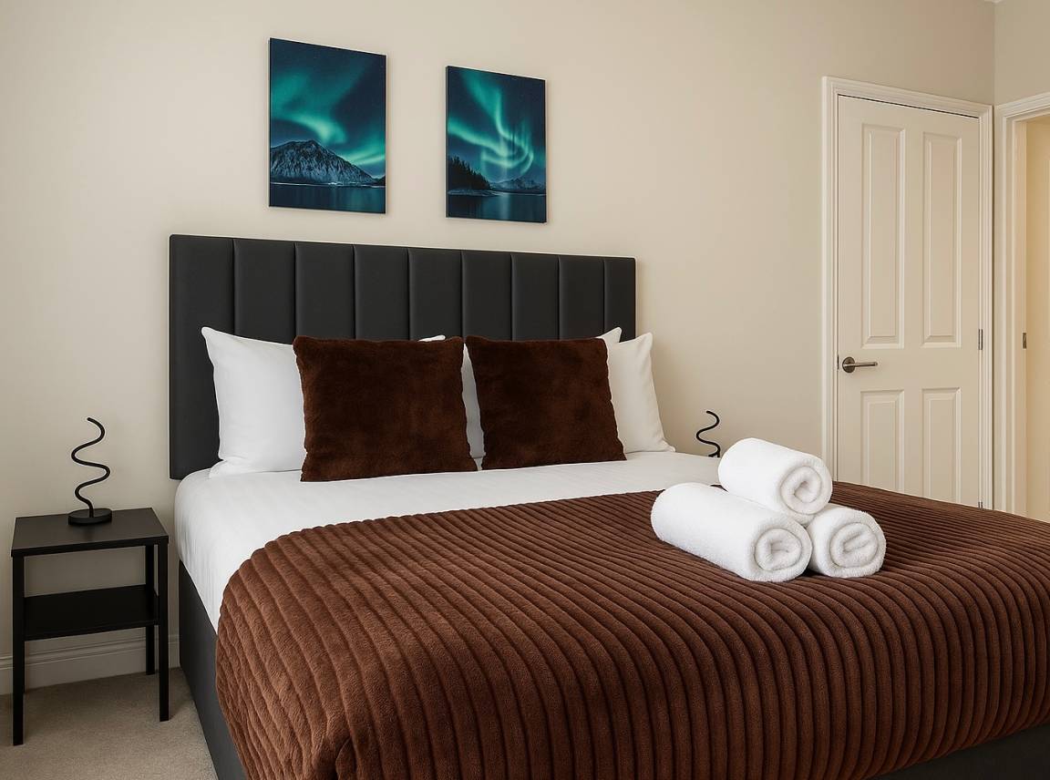 90 M² House ∙ 4 Bedrooms ∙ 7 Guests - Birmingham Airport (BHX)