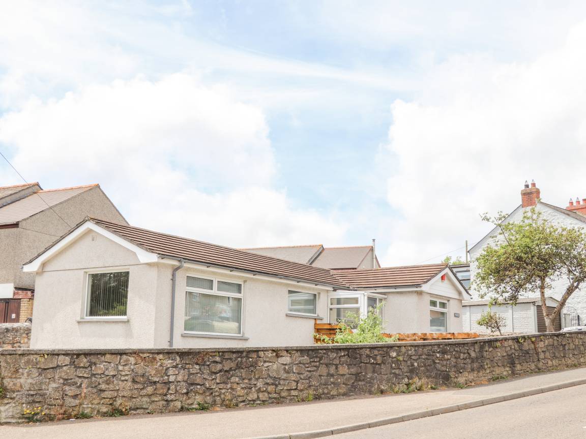 Cottage ∙ 2 Bedrooms ∙ 4 Guests - Troon