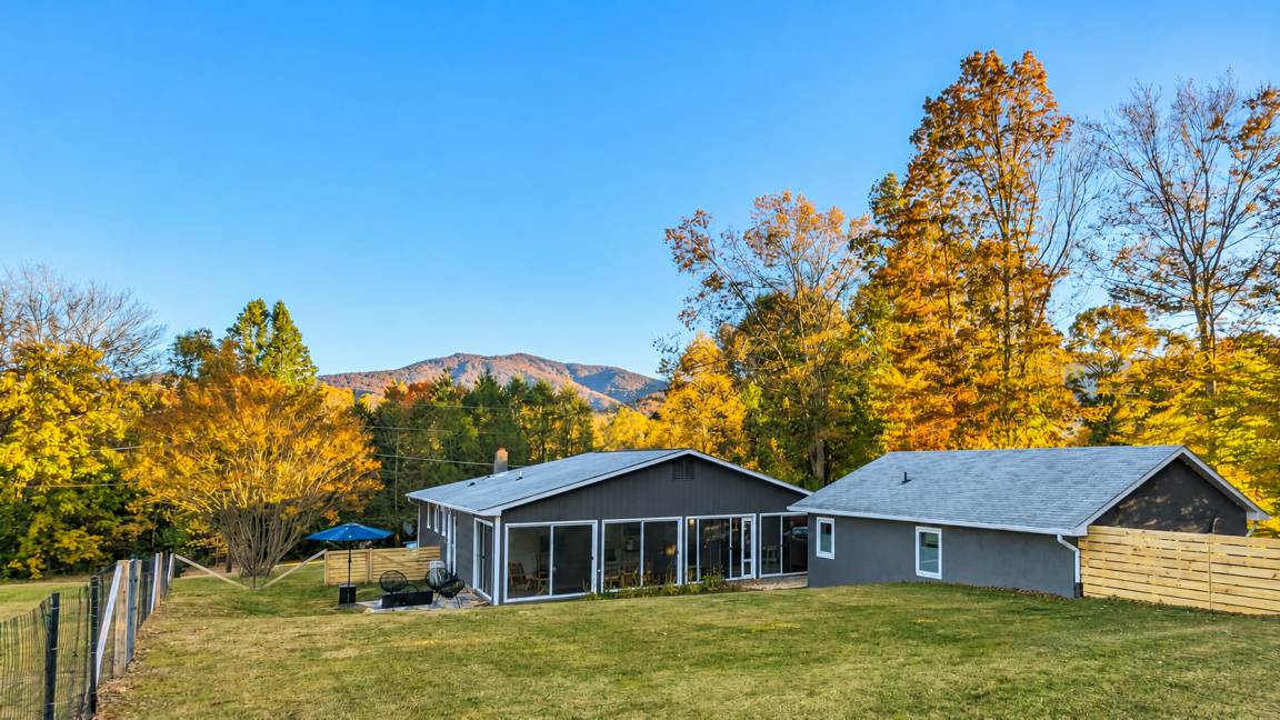 120 M² House ∙ 3 Bedrooms ∙ 6 Guests - Swannanoa, NC