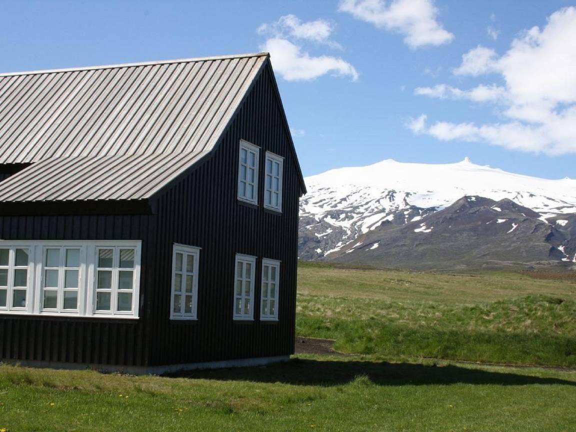 100 M² House ∙ 3 Bedrooms ∙ 4 Guests - Iceland