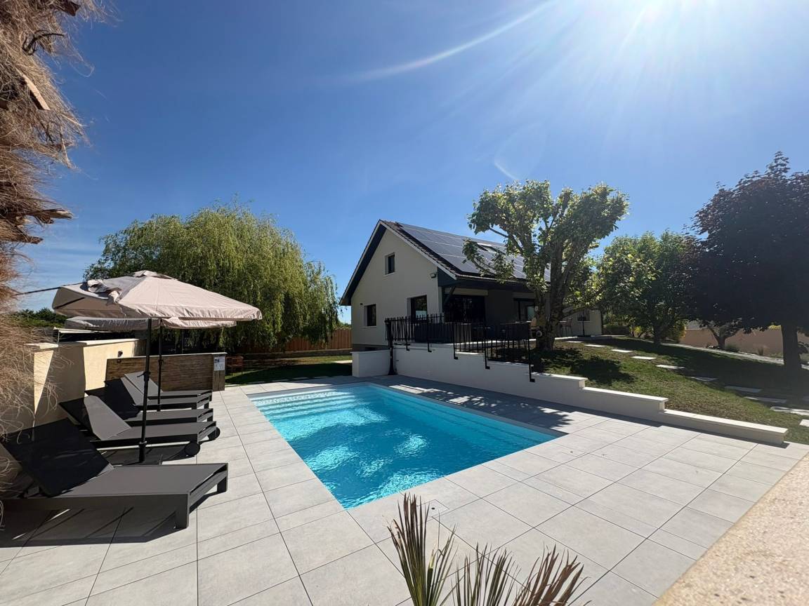 250 M² Cottage ∙ 5 Bedrooms ∙ 12 Guests - Dijon