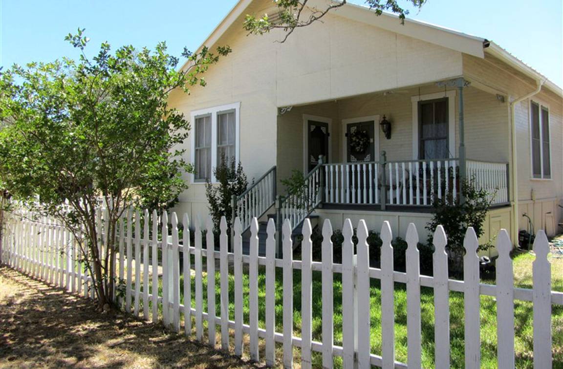 Lodge ∙ 1 Bedroom ∙ 3 Guests - Luckenbach, TX