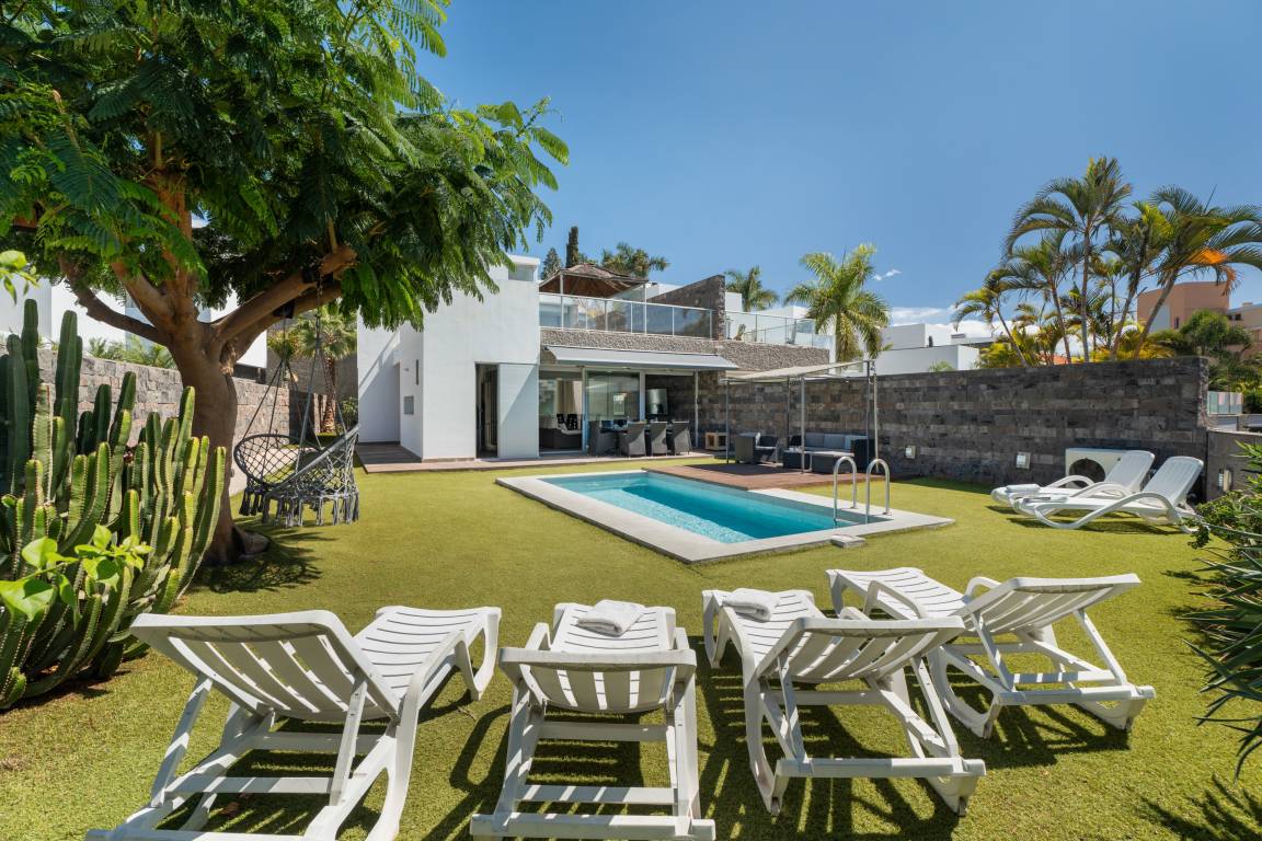 350 M² Villa ∙ 4 Bedrooms ∙ 8 Guests - Costa Adeje