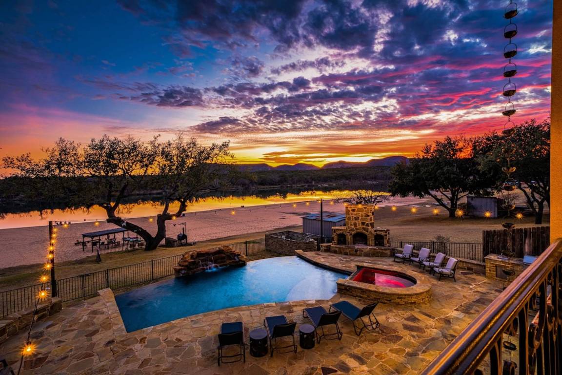 Apartment ∙ 6 Bedrooms ∙ 20 Guests - Kingsland, TX