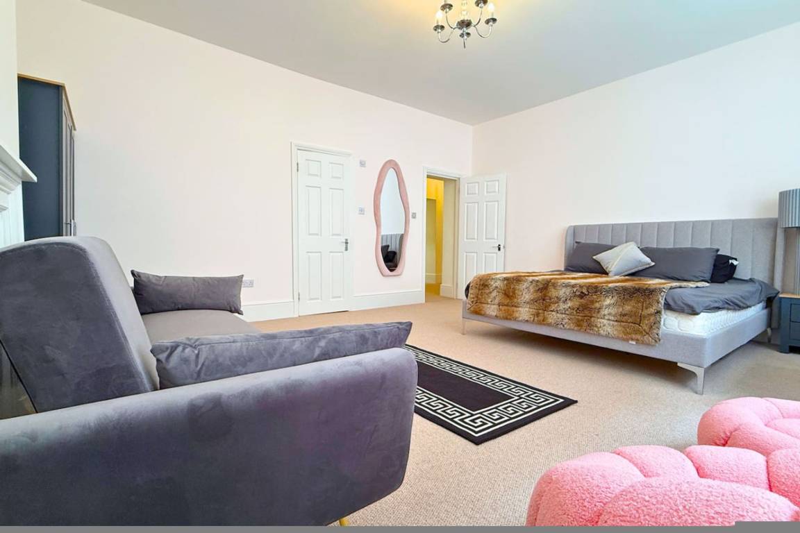 Apartment ∙ 3 Bedrooms ∙ 14 Guests - London