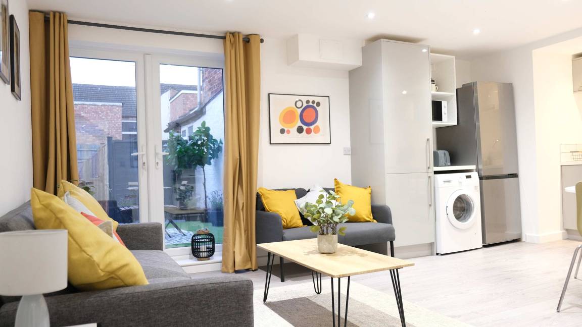 62 M² Apartment ∙ 2 Bedrooms ∙ 4 Guests - Northampton