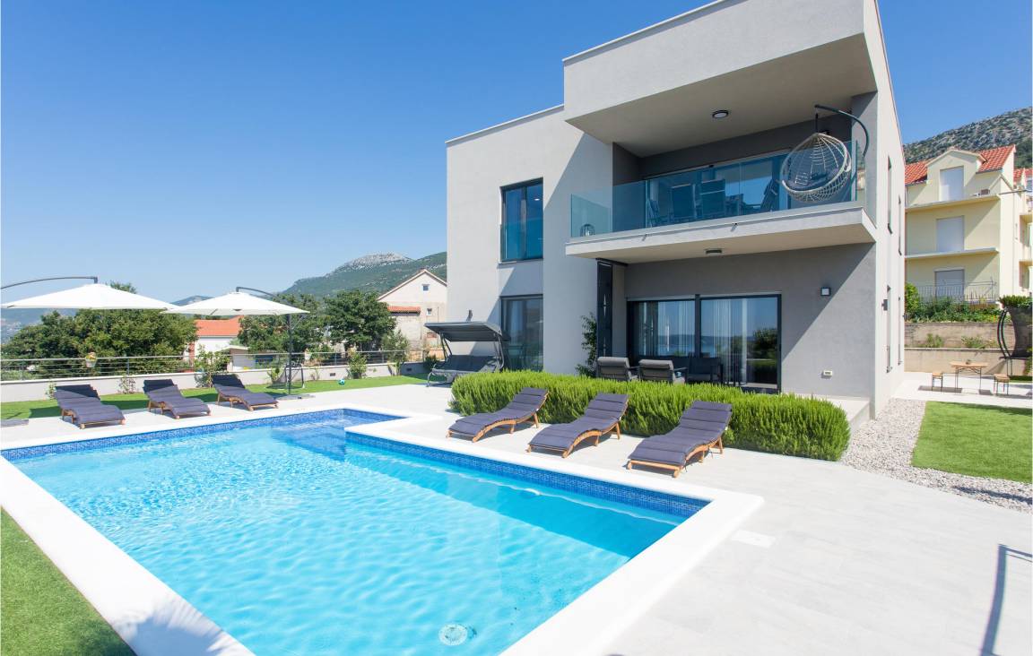 450 M² House ∙ 5 Bedrooms ∙ 10 Guests - Split