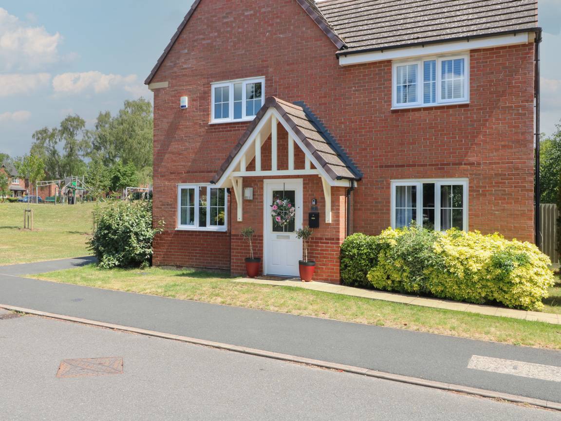 Cottage ∙ 4 Bedrooms ∙ 8 Guests - Stoke-on-Trent
