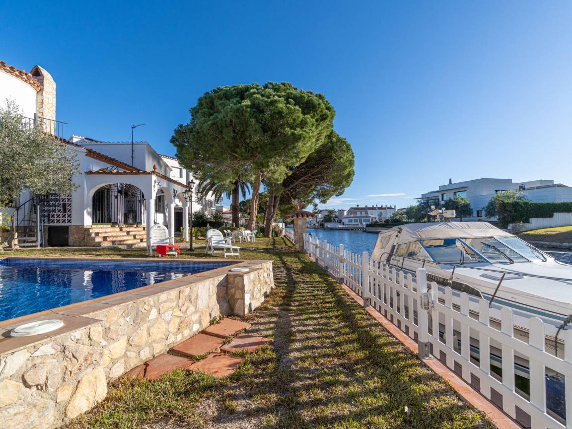 112 M² Maison De Vacances ∙ 4 Chambres ∙ 8 Personnes - Empuriabrava