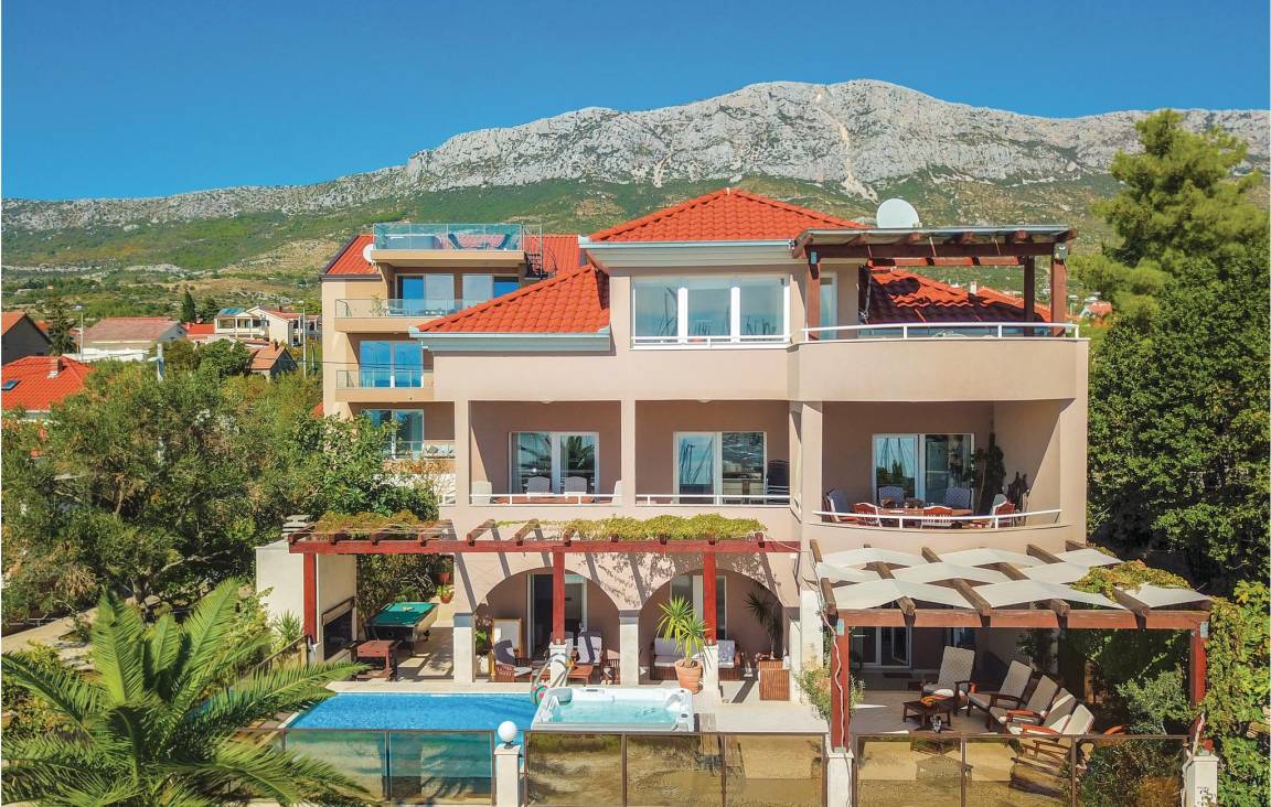 320 M² House ∙ 7 Bedrooms ∙ 18 Guests - Split