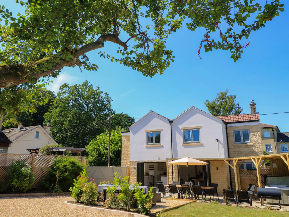 Cottage ∙ 6 Bedrooms ∙ 14 Guests - Chippenham