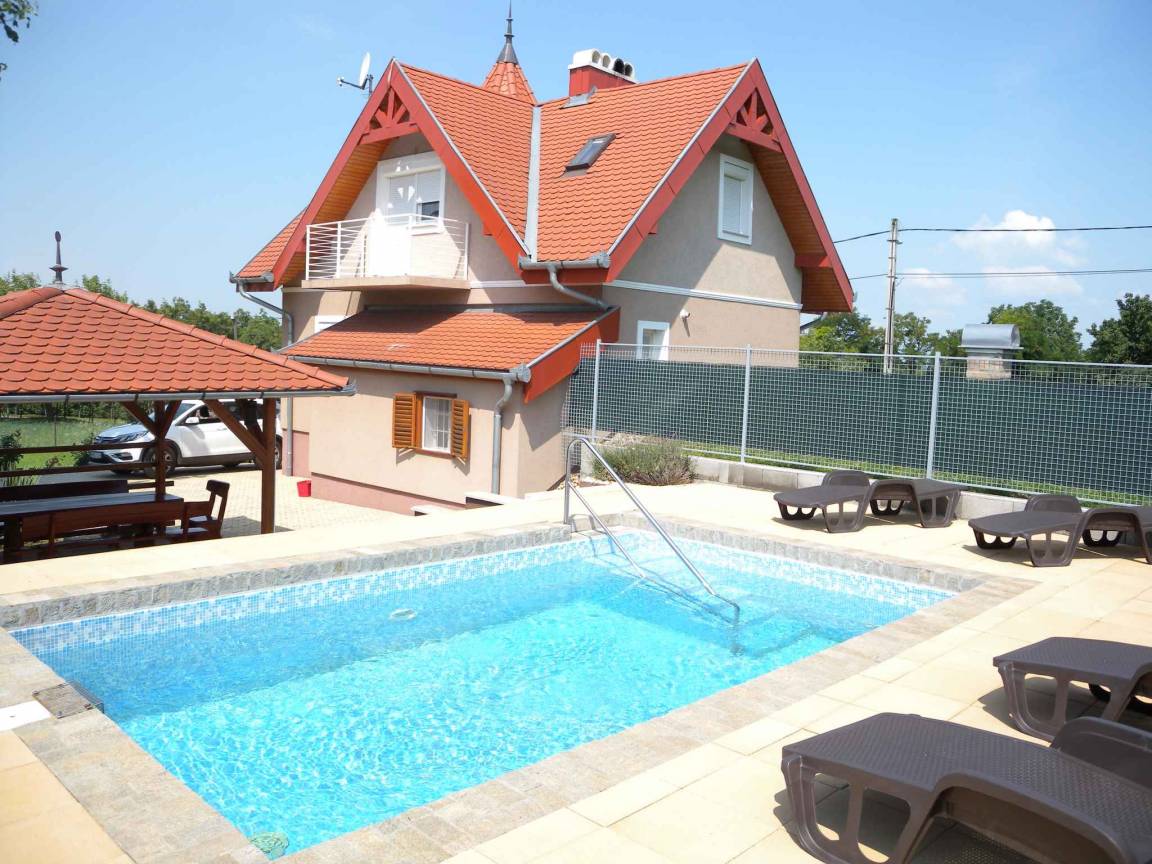 120 M² Ferienhaus ∙ 2 Schlafzimmer ∙ 8 Gäste - Siófok