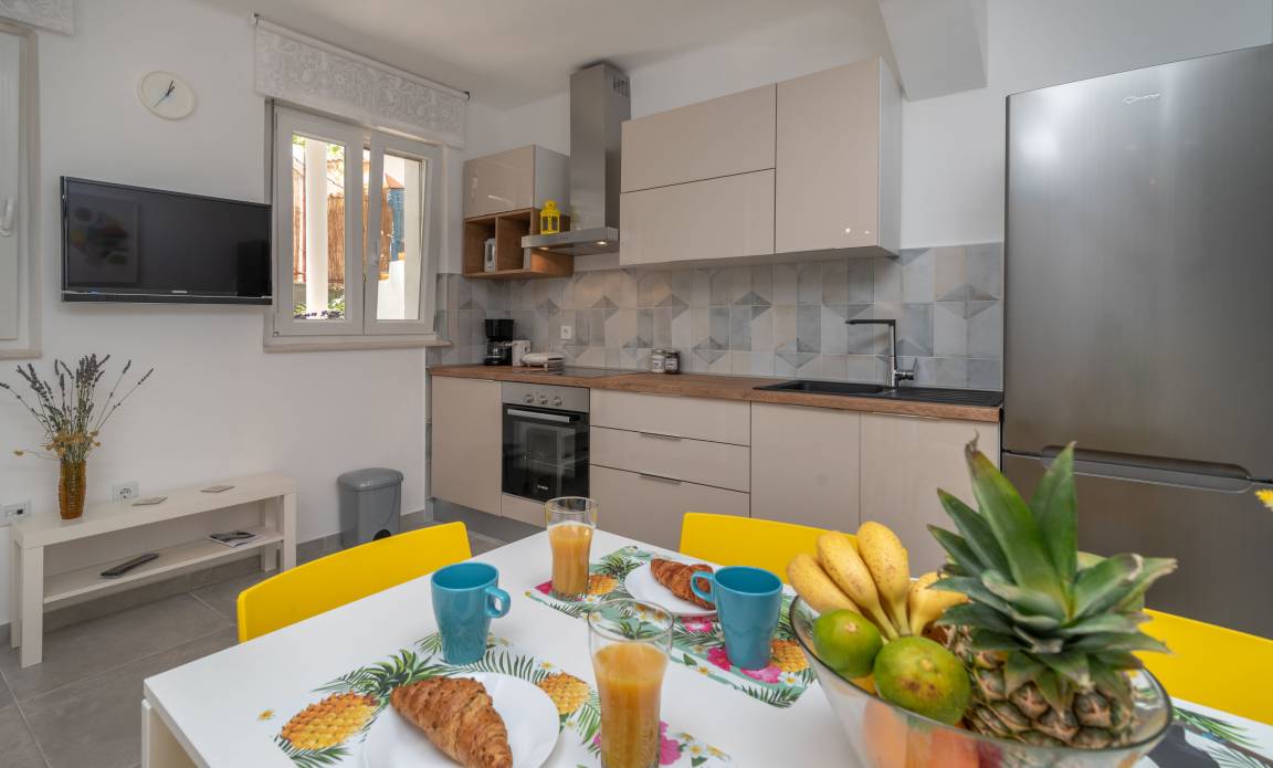 80 M² Ferienhaus ∙ 2 Schlafzimmer ∙ 5 Gäste - Trogir