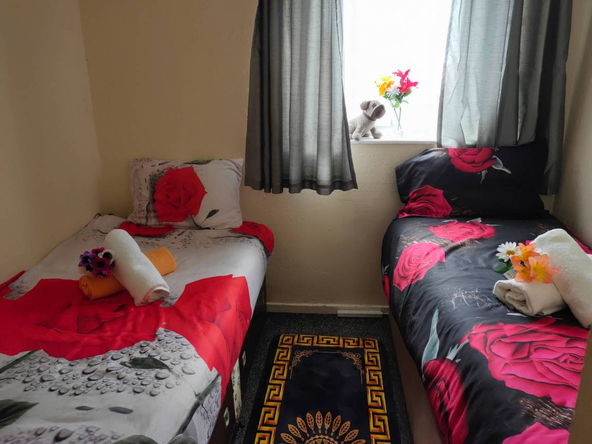 190 M² House ∙ 4 Bedrooms ∙ 6 Guests - Basildon