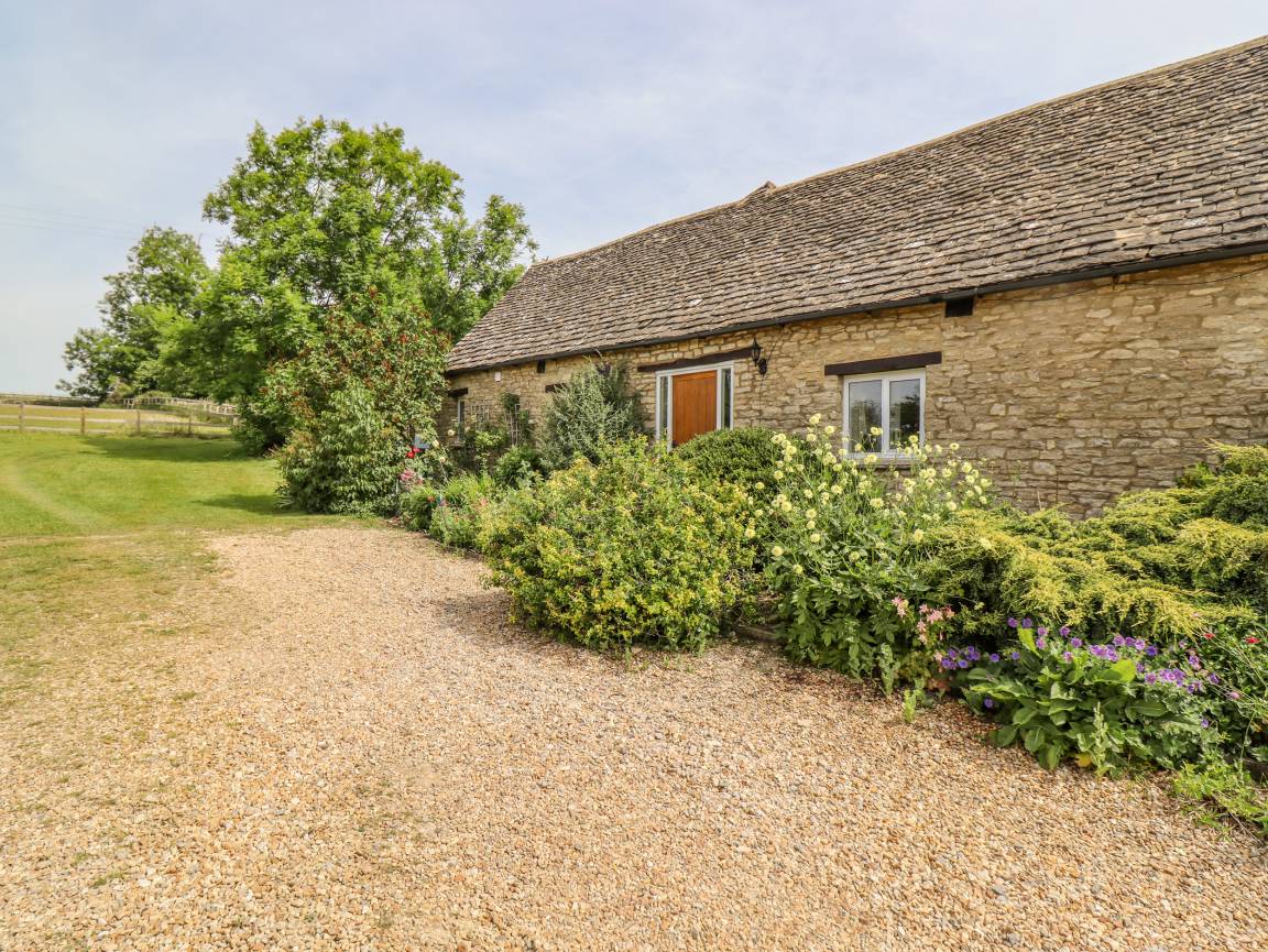 Cottage ∙ 2 Bedrooms ∙ 4 Guests - Witney