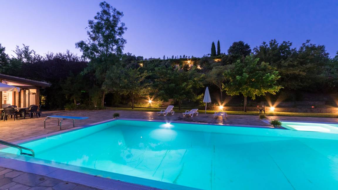 300 M² Villa ∙ 6 Chambres ∙ 13 Personnes - Macerata