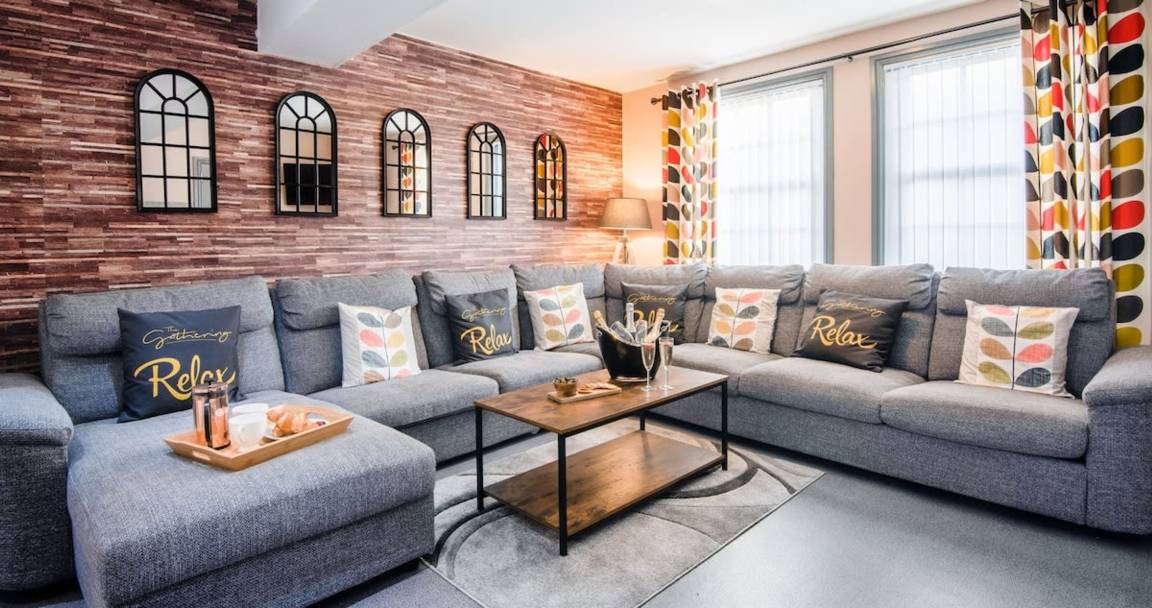 Apartment ∙ 5 Bedrooms ∙ 14 Guests - Chester