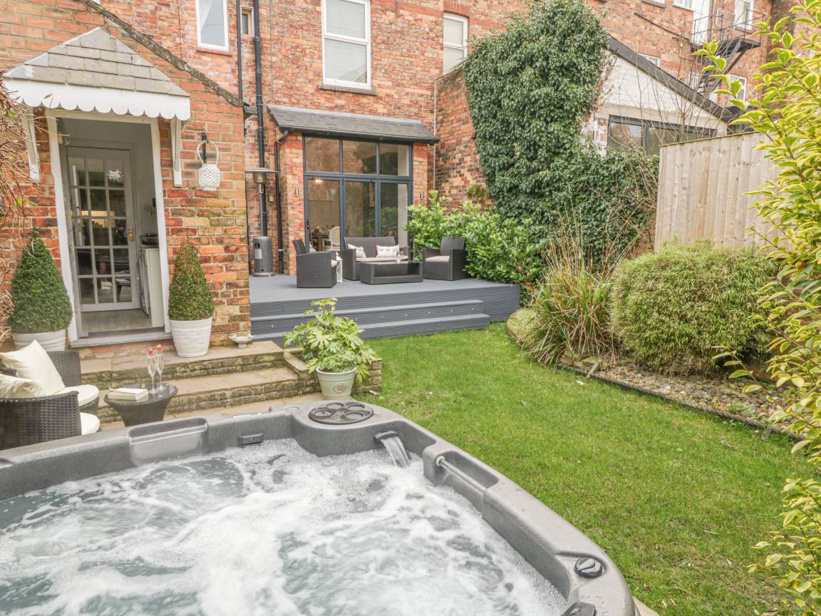 Cottage ∙ 7 Bedrooms ∙ 15 Guests - Scarborough