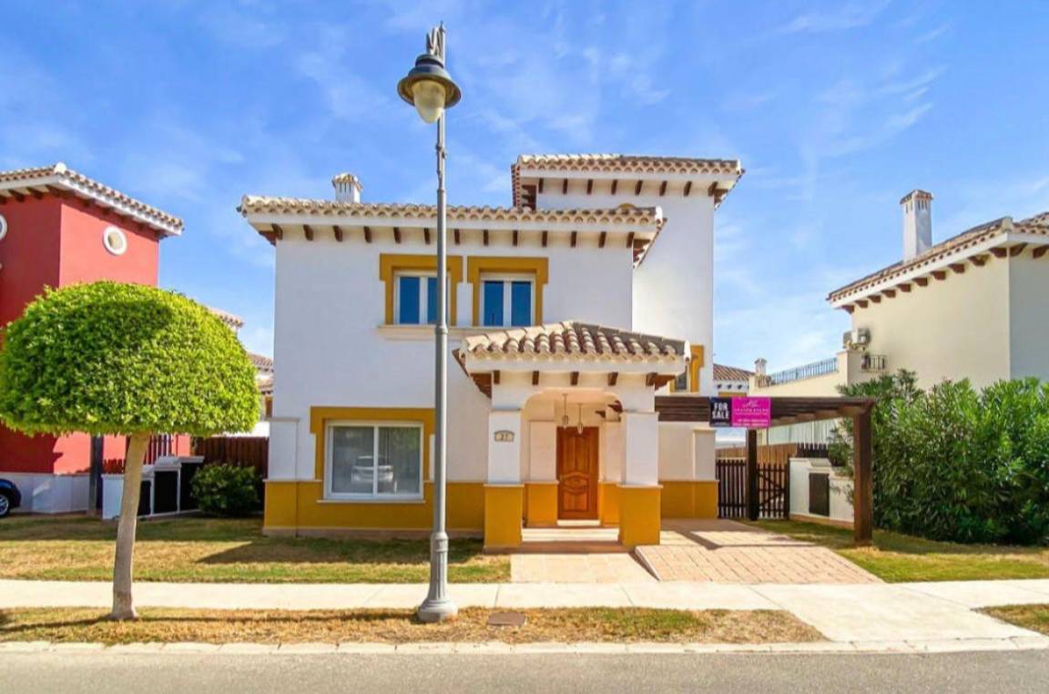 125 M² Villa ∙ 4 Bedrooms ∙ 8 Guests - Los Alcázares