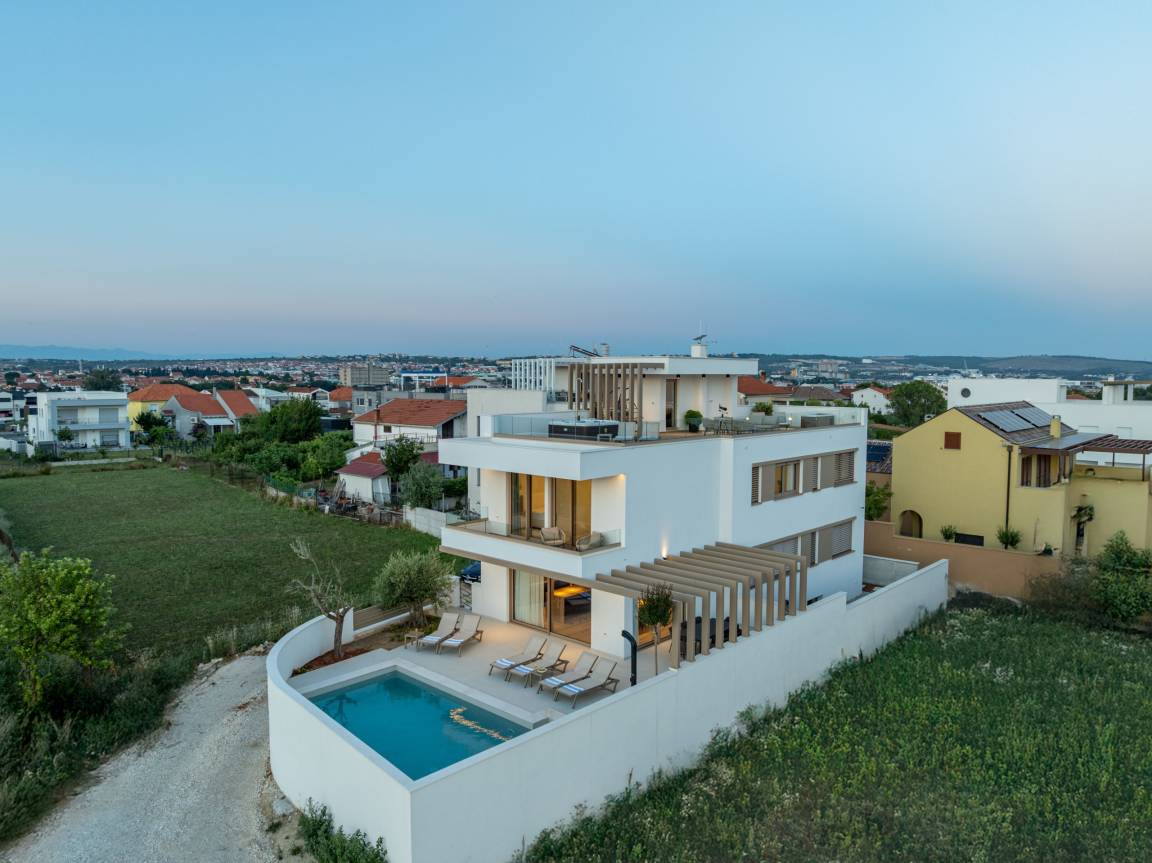 300 M² Villa ∙ 4 Bedrooms ∙ 10 Guests - Zadar